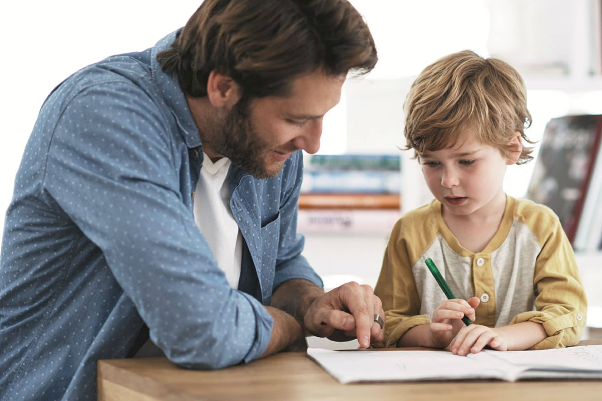 Helpen bij huiswerk: hoe doe je dat? | Gezinsbond