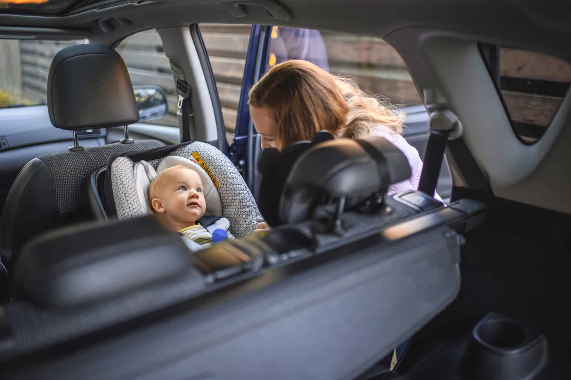 Je kind veilig in de auto: van babyzitje tot verhogingskussen | Gezinsbond