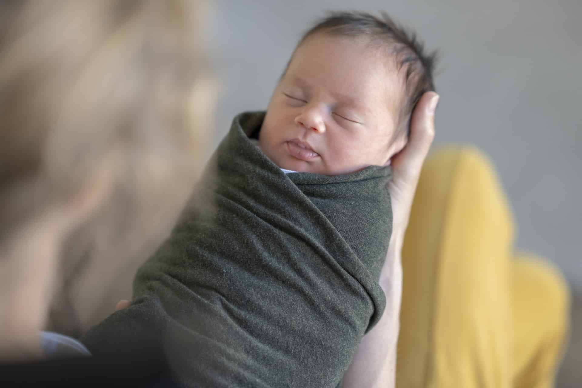 Inbakeren: een veilige cocon voor je baby | Gezinsbond